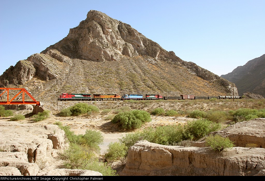FXE 4648, BNSF 5445, FXE 3204, and FXE 3154